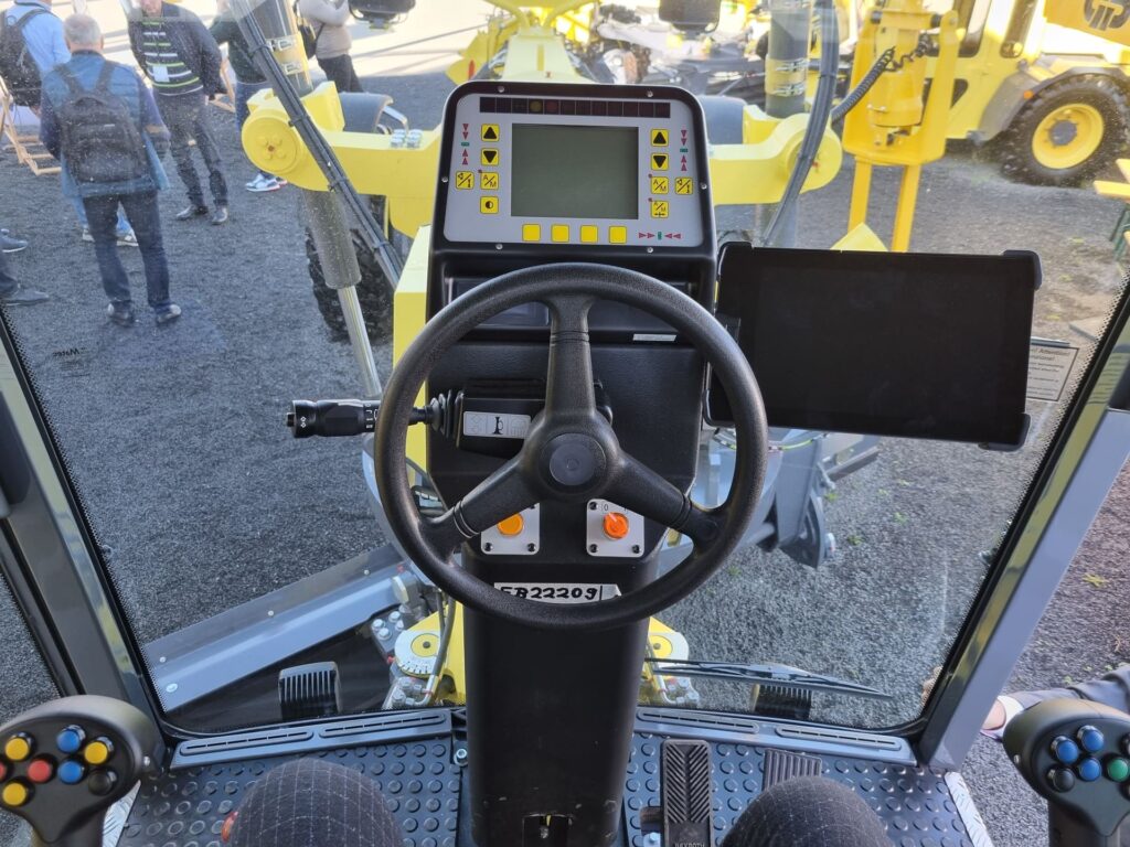 HBM-NOBAS greideris BG 180 T-7 (6x4) / BG 180 TA-7 (6x6) - Keluva